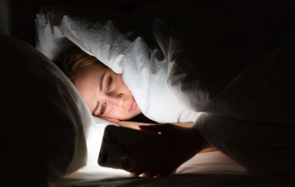 How Technology Impacts Sleep: Tips for Managing Screen Time Before Bed ...